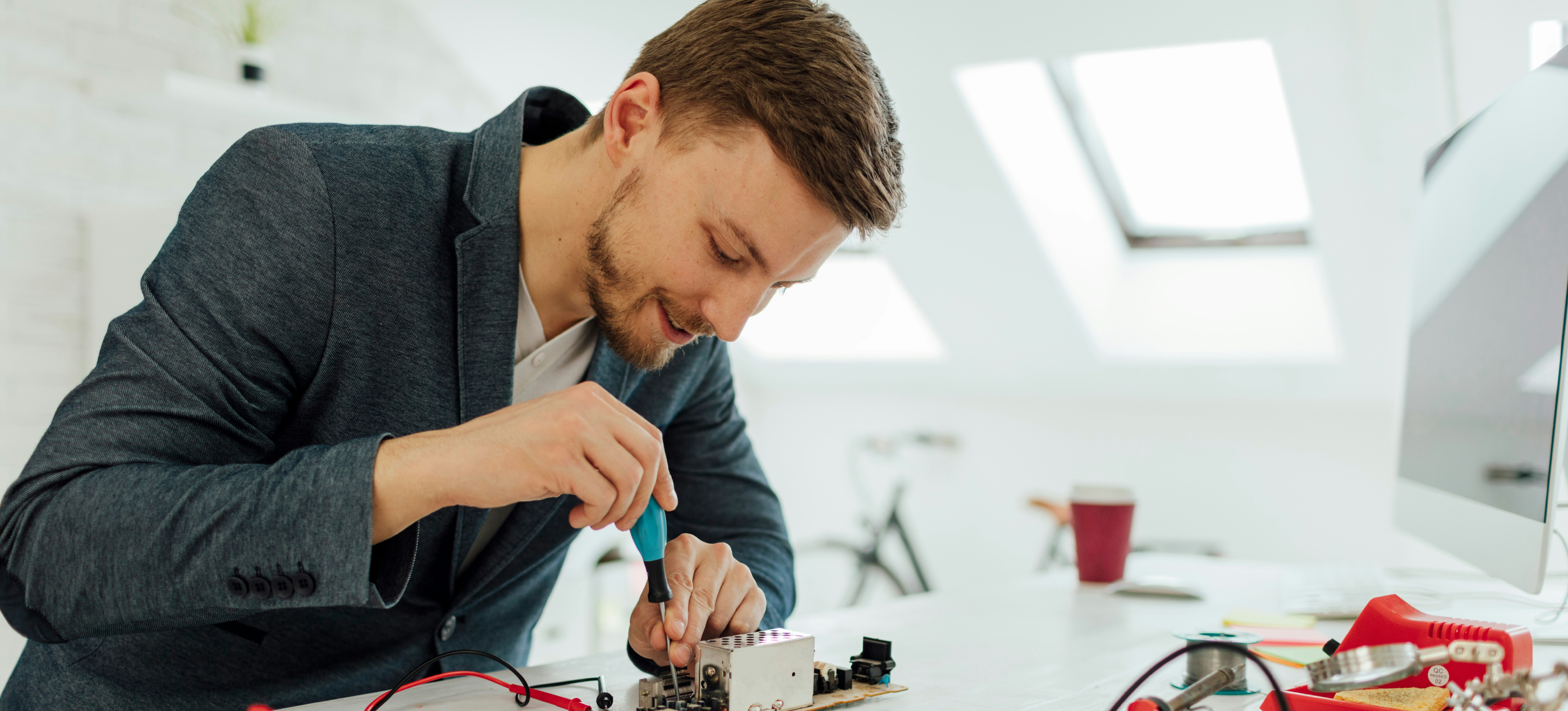 What Does a Hardware Engineer Do? Your 2025 Guide | Coursera